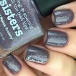 Трендовий манікюр з надписами і фразами 2025