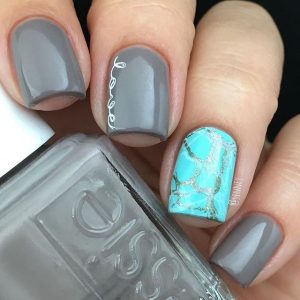 Трендовий манікюр з надписами і фразами 2025