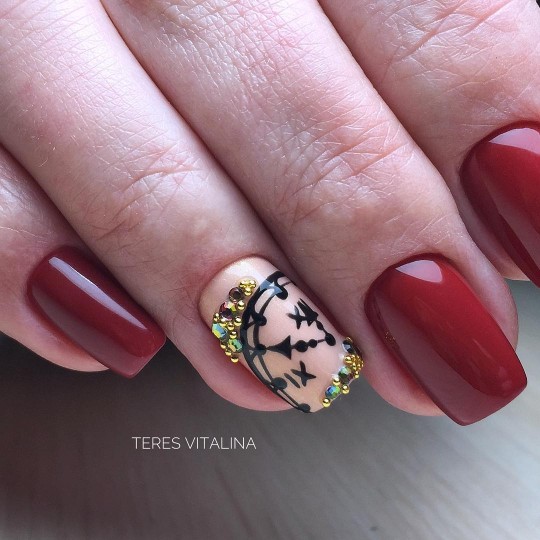 teres_nails_красный-новогодний-маникюр-с-часами | Nailspiration.net